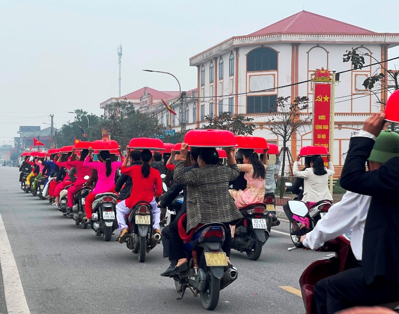Hàng trăm người dân đội bánh chưng cung tiến vua Mai Hắc Đế
