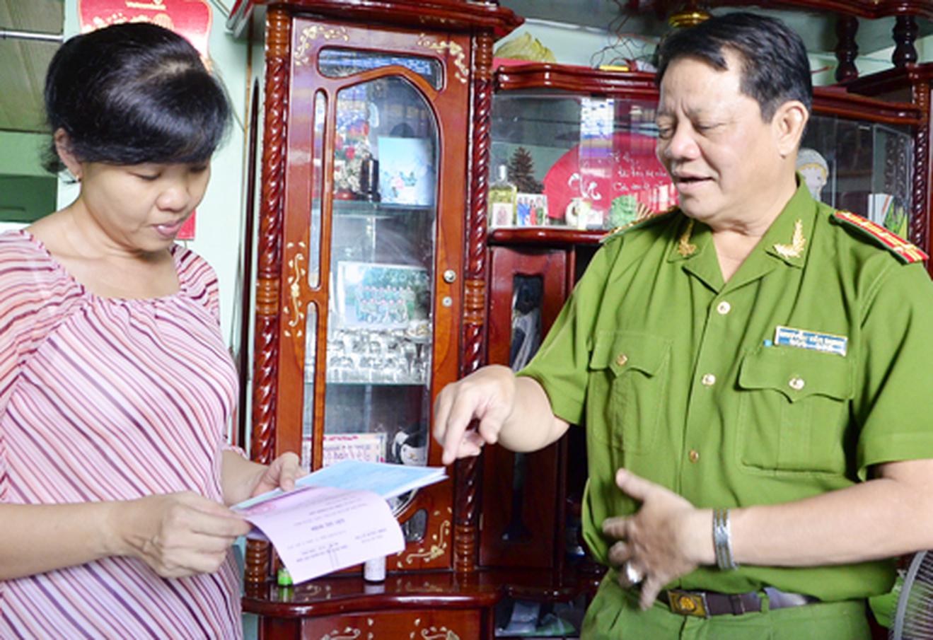 Công an TP HCM đến nhà dân xin lỗi, cấp lại CMND bị trùng