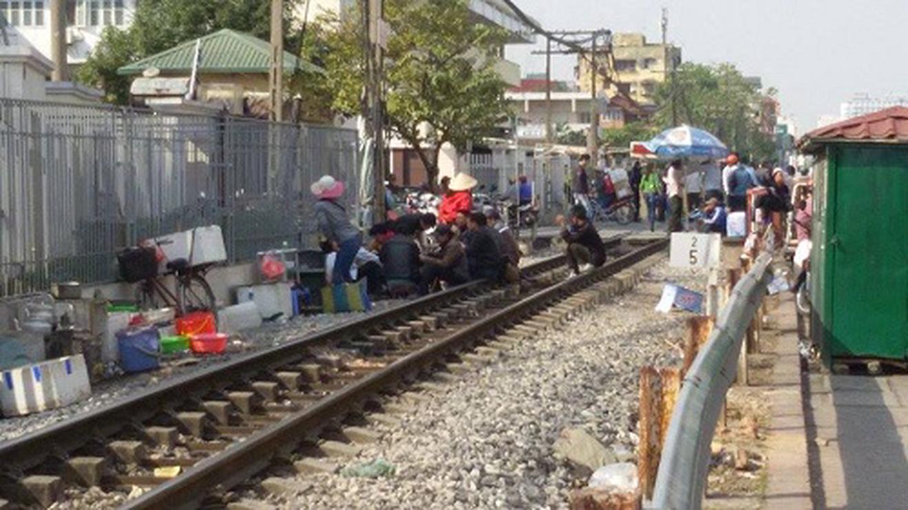 “Thưởng trà” trên... đường ray tàu hỏa