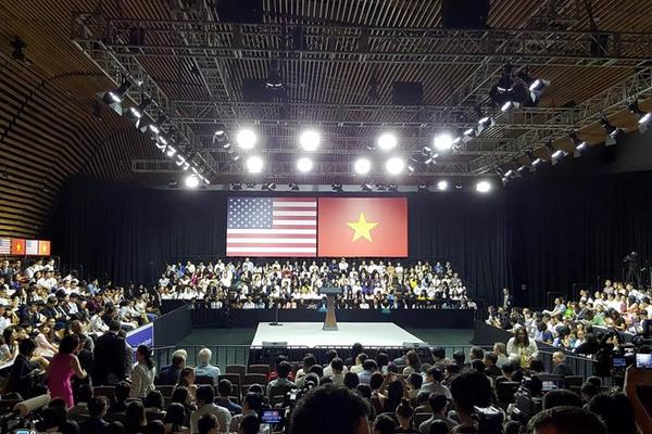 Tổng thống Obama gặp người trẻ Sài Gòn