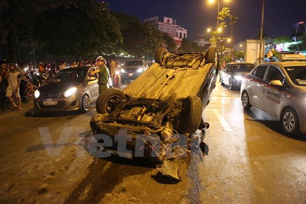 Hà Nội: Ôtô tai nạn nằm "phơi bụng" trên đường trong giờ cao điểm