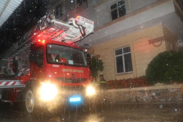 Giải cứu 7 người bị mắc kẹt trên tòa nhà Viettel