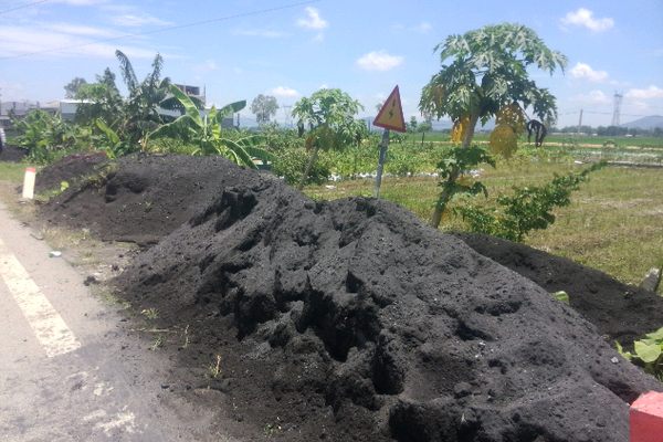 Xỉ than Công ty Giày Alena đổ tràn lan trên hành lang Quốc lộ