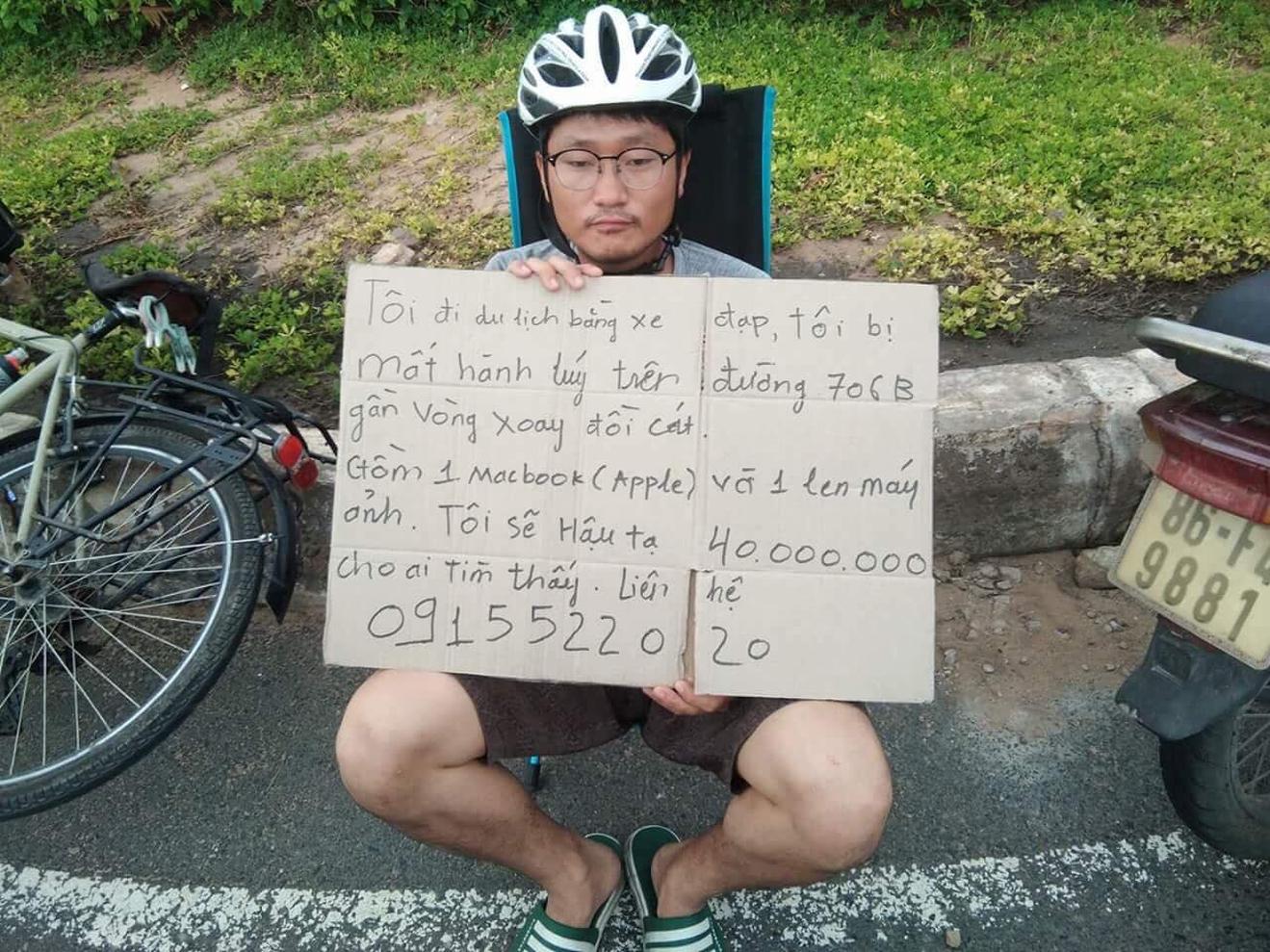 Du khách Hàn Quốc ôm bảng tìm hành lý bị mất cắp ở Mũi Né