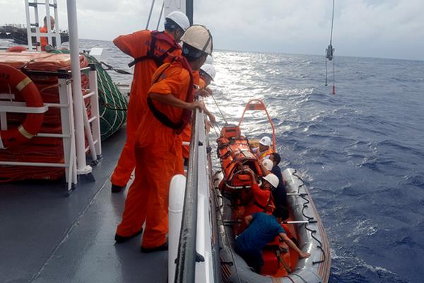 Tàu SAR 412 cứu thuyền viên bị tai biến gần đảo Hoàng Sa